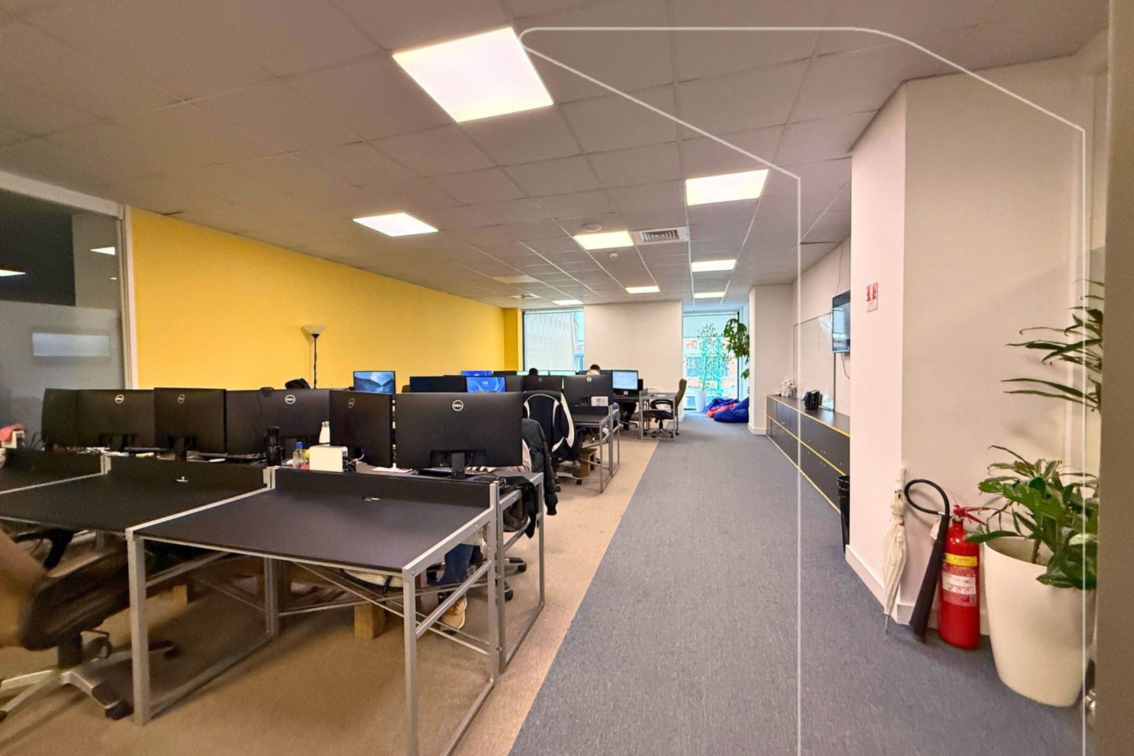 Zyrë 667m² me qira në Icon Tower – me inventar – Domino