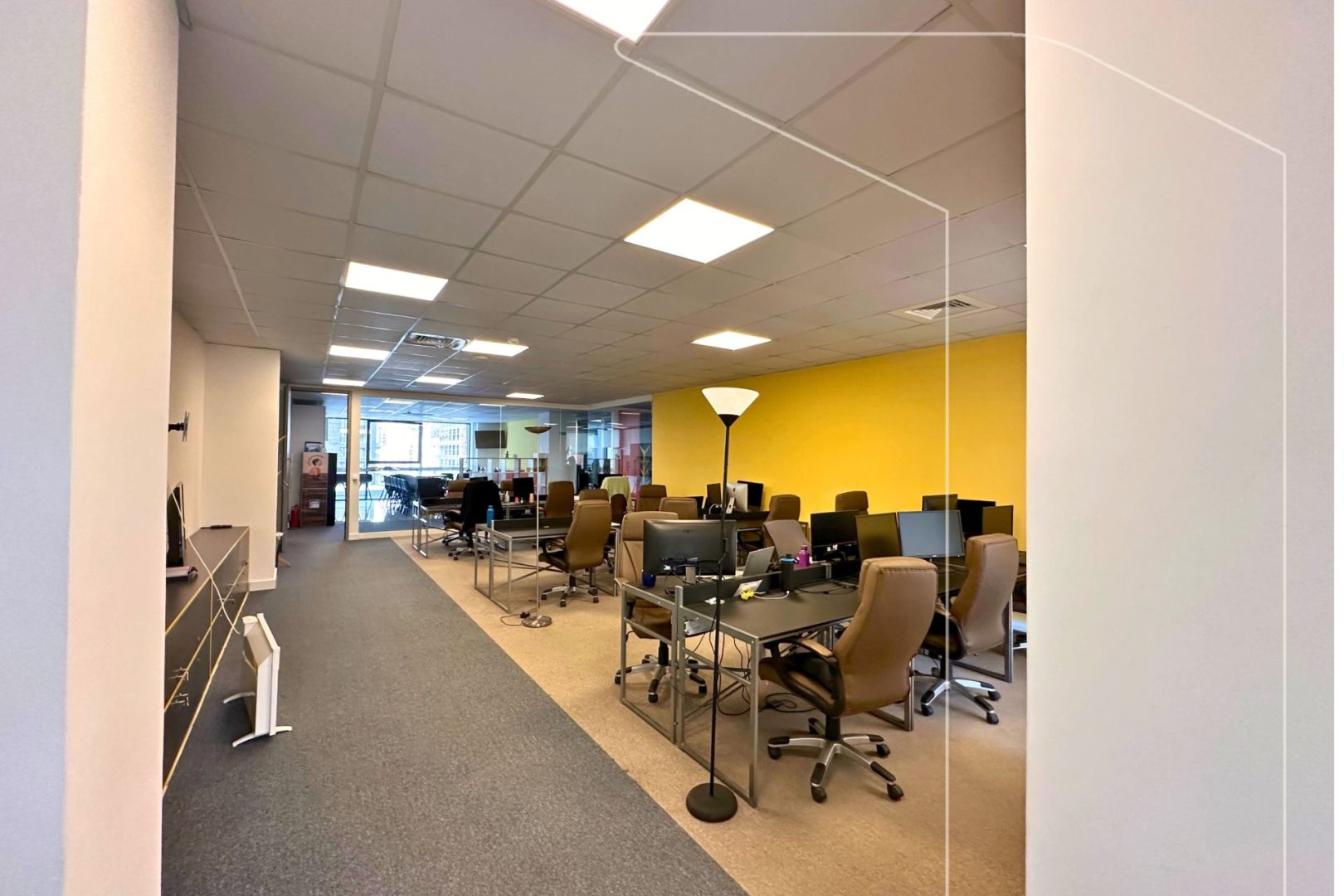 Zyrë 667m² me qira në Icon Tower – me inventar – Domino