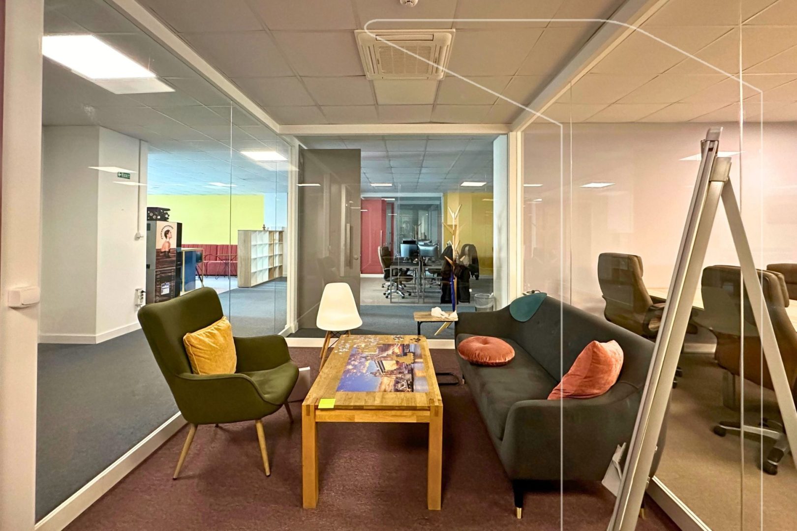 Zyrë 667m² me qira në Icon Tower – me inventar – Domino